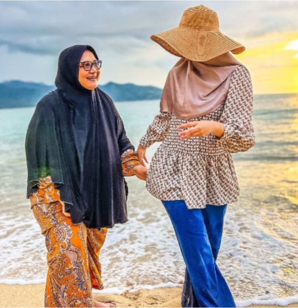 Ide Outfit ke Pantai untuk Hijabers dan Tips Mix and Match Stylish Tetap Nyaman