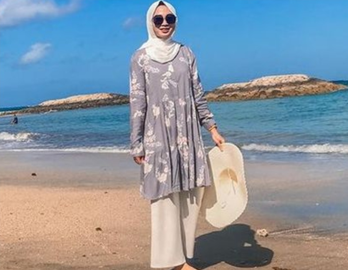 Ide Outfit ke Pantai untuk Hijabers dan Tips Mix and Match Stylish Tetap Nyaman