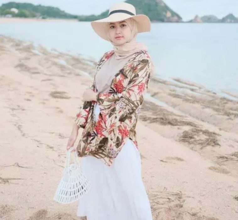 Ide Outfit ke Pantai untuk Hijabers dan Tips Mix and Match Stylish Tetap Nyaman
