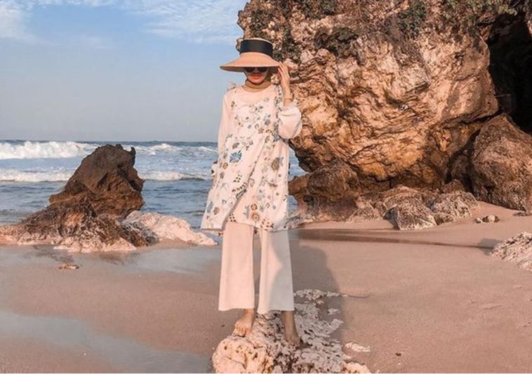 Ide Outfit ke Pantai untuk Hijabers dan Tips Mix and Match Stylish Tetap Nyaman