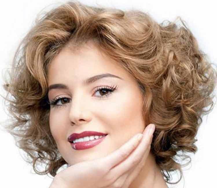 Model Rambut Keriting Wanita yang Buat Penampilan Makin Kece