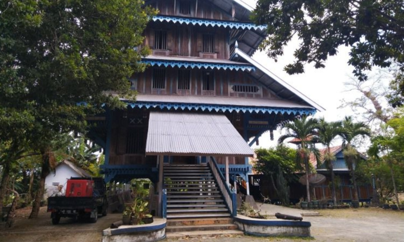 Rumah Adat Sulawesi Tenggara - Best Seller Gramedia