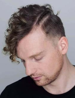 12 Gaya Rambut Keriting Pria yang Trendy dan Modern Saat Ini!