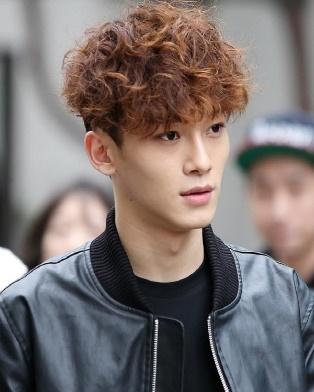 12 Gaya Rambut Keriting Pria yang Trendy dan Modern Saat Ini!