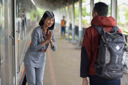 Ketahui Tugas dan Gaji Pramugari Kereta Api Disini - Best Seller Gramedia