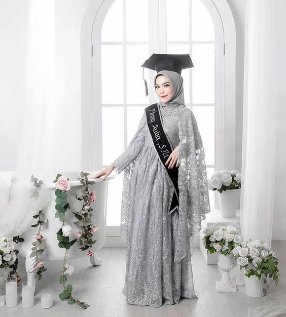 14 Inspirasi Kebaya Wisuda dan Tips Memilih Kebaya - Best Seller Gramedia