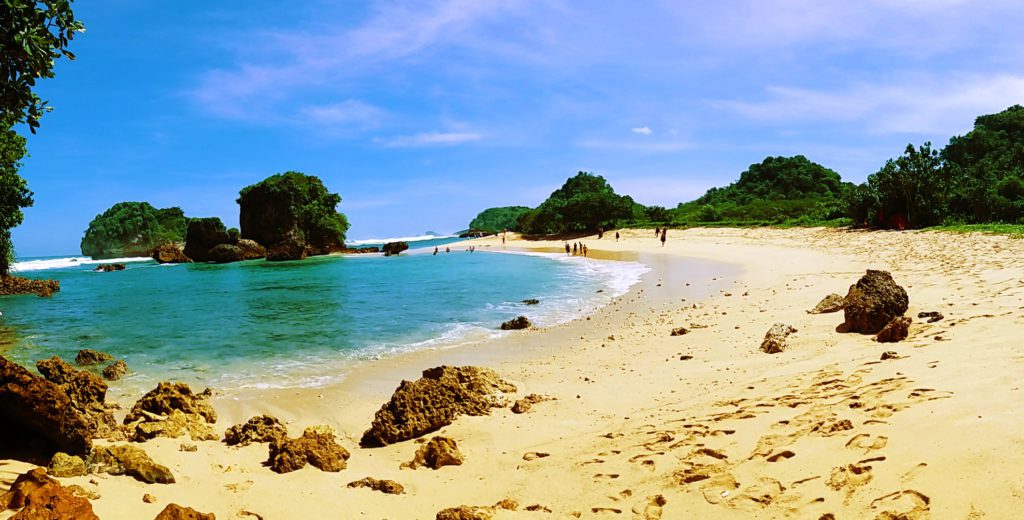 17 Rekomendasi Wisata Pantai di Malang yang Wajib untuk Dikunjungi!