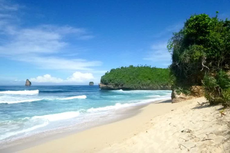 17 Rekomendasi Wisata Pantai di Malang yang Wajib untuk Dikunjungi!