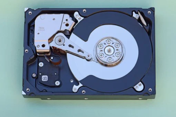 Mengenal Perbedaan HDD dan SSD Berdasarkan Jenis & Komponennya