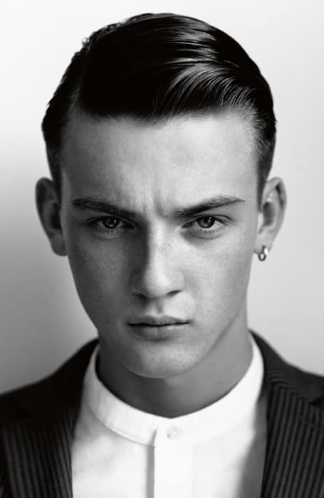 25 Rekomendasi Gaya Rambut Pria Kebelakang yang Elegan!