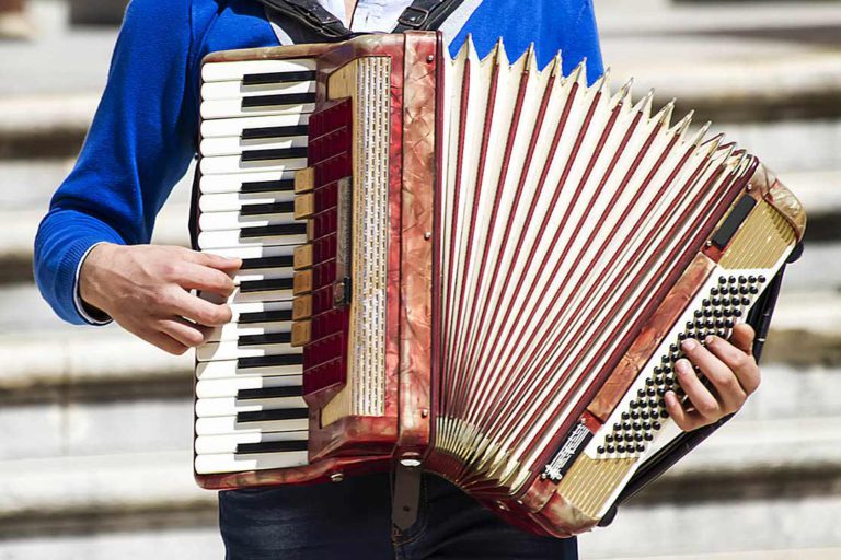 11 Contoh Alat Musik Melodis Beserta Cara Memainkannya!