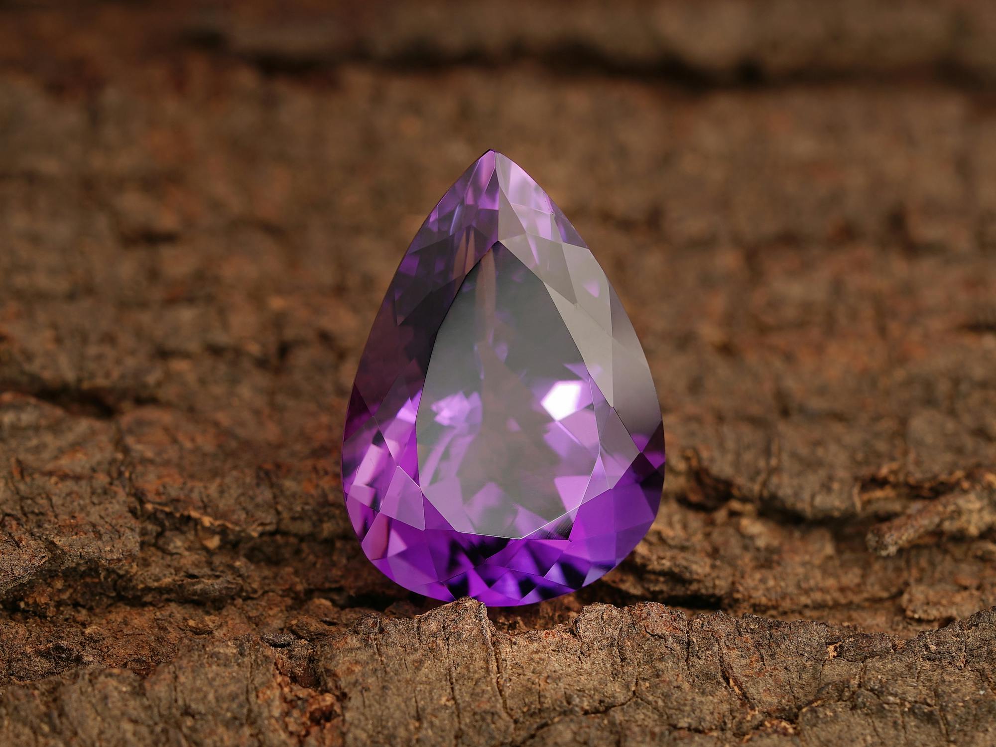 Batu Amethyst: Karakteristik, Sejarah, Pemanfaatan hingga Cara Merawatnya!