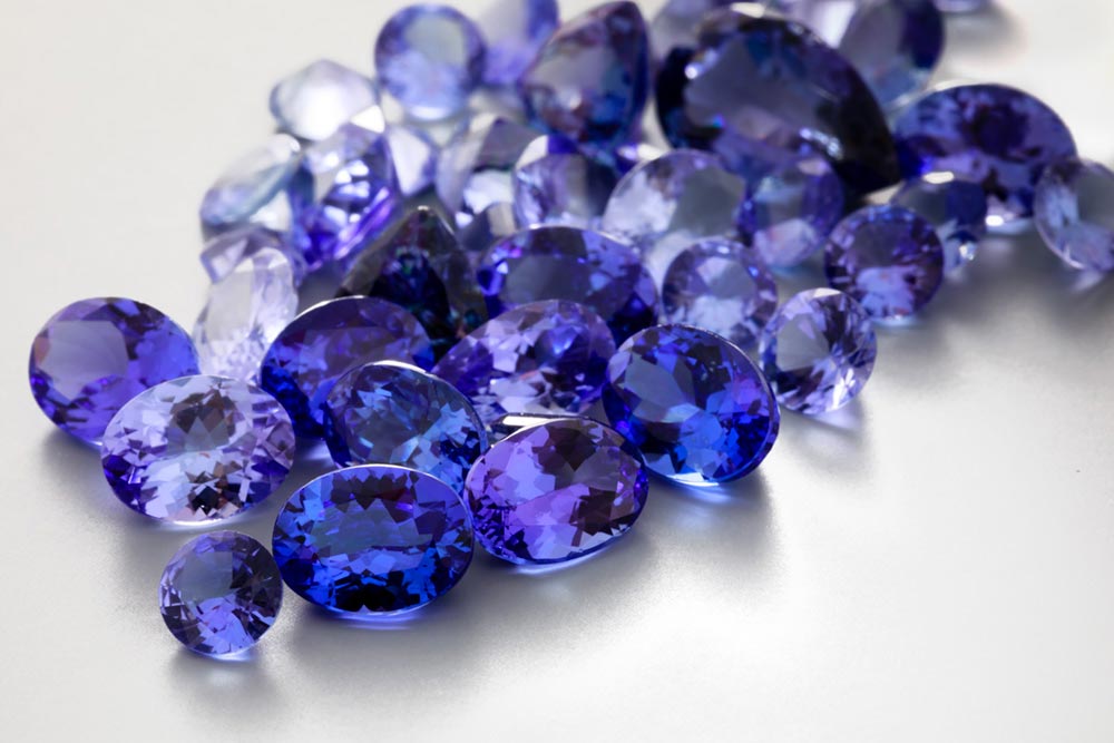 Batu Tanzanite: Karakteristik, Sejarah, Bentuk, dan Pemanfaatannya!