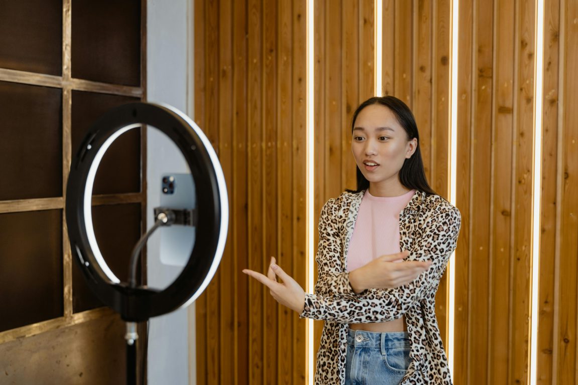 Mengenal Vlogger: Definisi, Jenis-jenis, Hingga Tantangan yang Dihadapi!